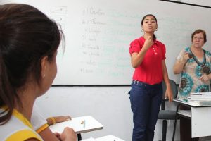 Qual a diferença entre tradutor e intérprete de libras? | Prime Cursos